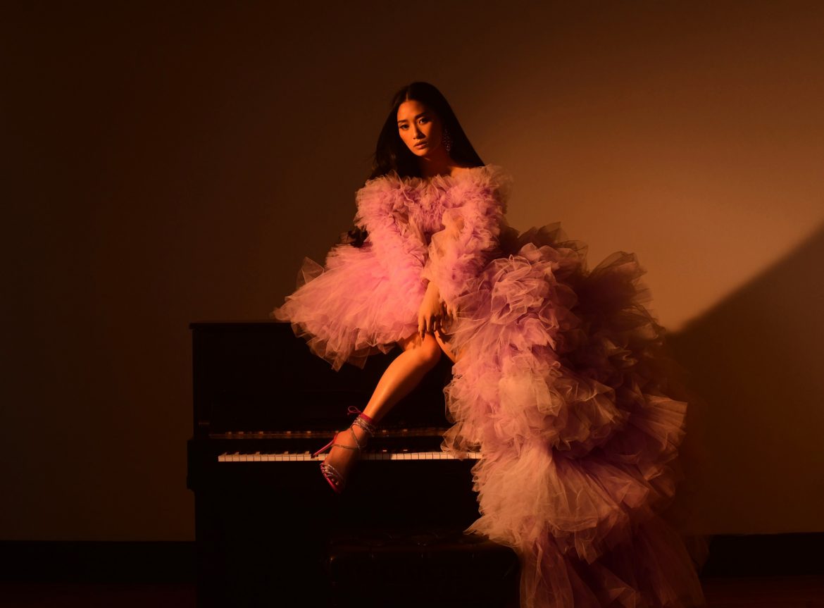 Chloe Flower z klipem inspirowanym kultowym hitem filmowym Moulin Rouge ...
